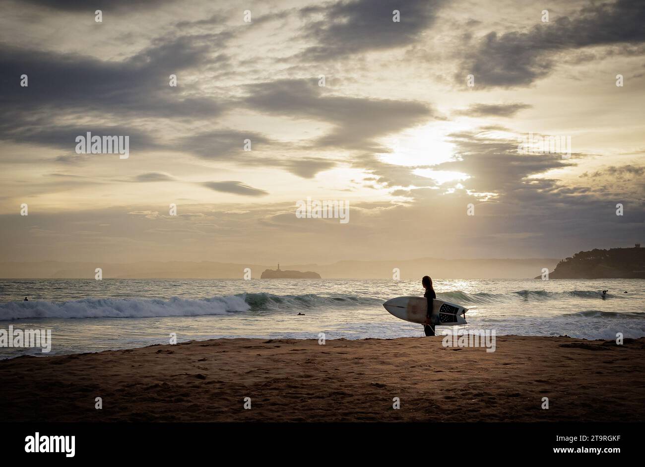 Huge wave action surfer hi-res stock photography and images - Alamy