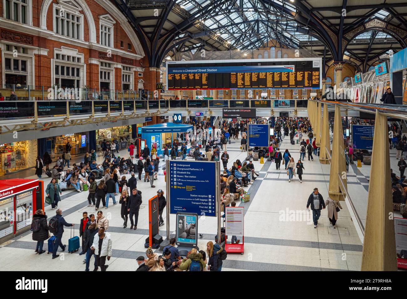 Liverpool Street Station London - Commuters at Liverpool St Station ...