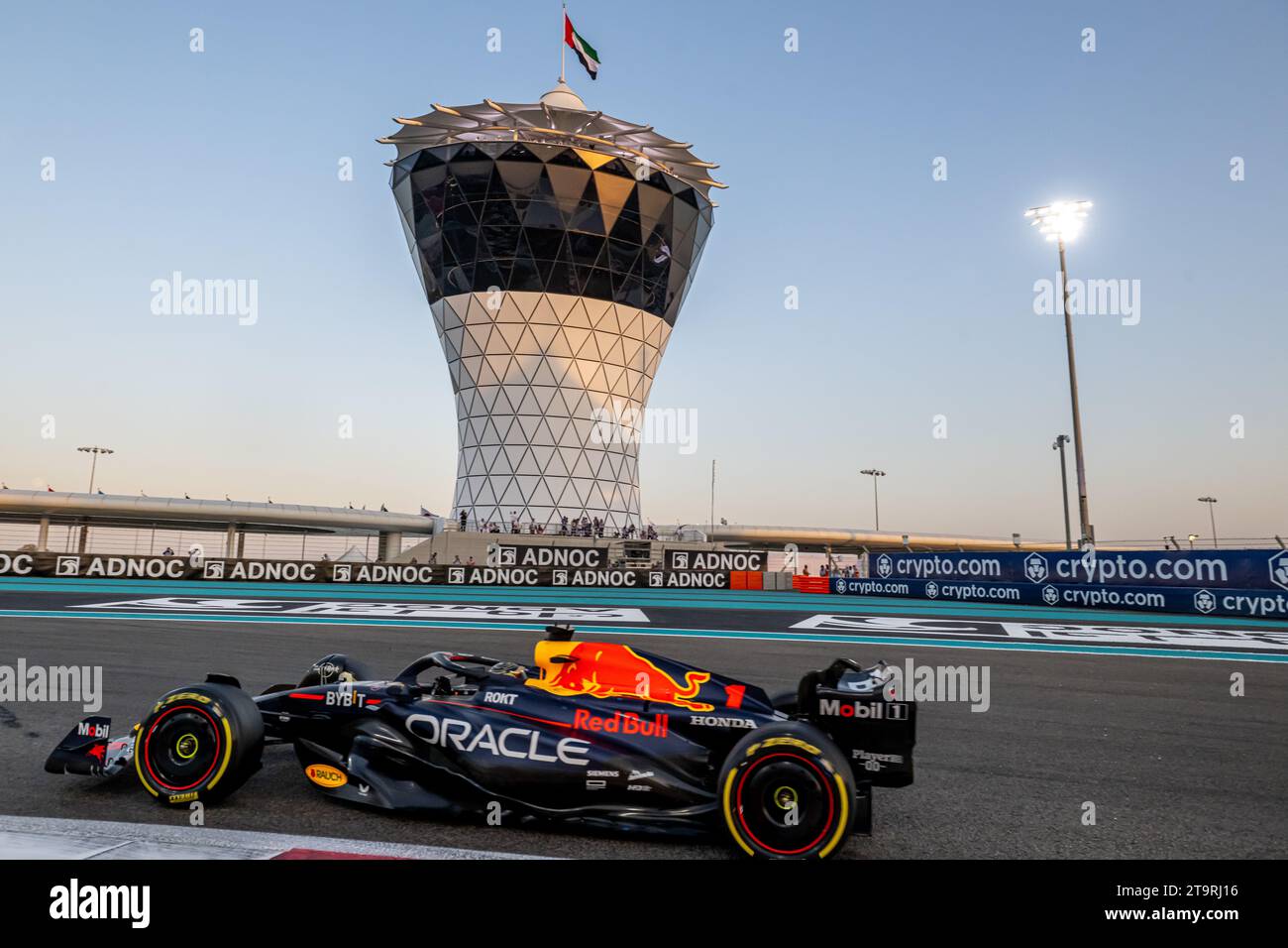 YAS MARINA CIRCUIT, UNITED ARAB EMIRATES - NOVEMBER 26: Max Verstappen ...