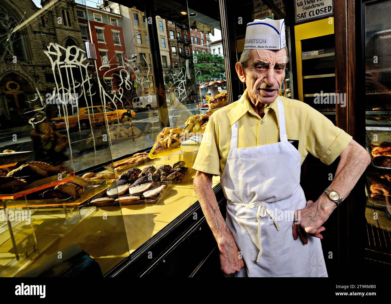 Arm akimbo hi-res stock photography and images - Alamy