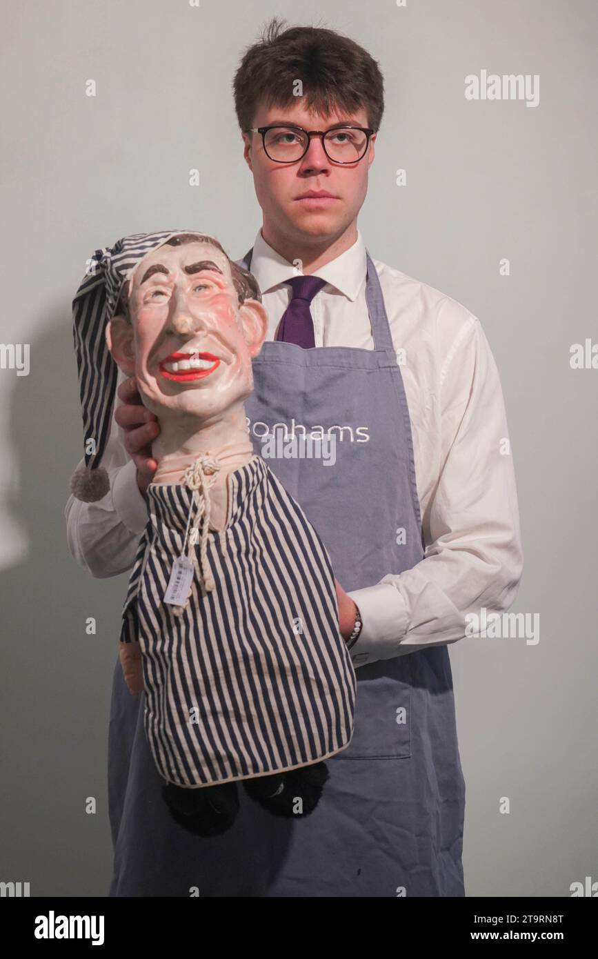 Spitting image puppet hi-res stock photography and images - Alamy