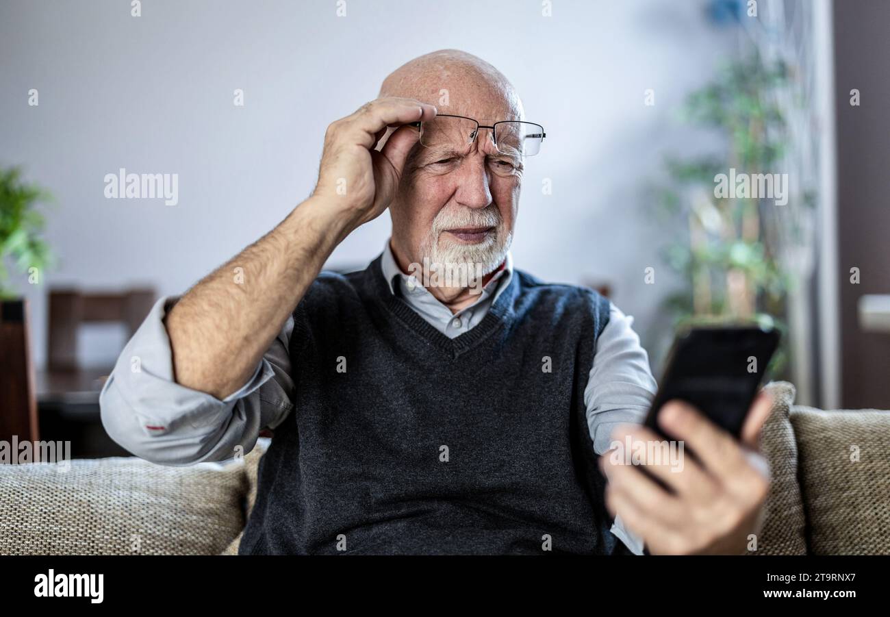 Elderly confusion man hi-res stock photography and images - Alamy