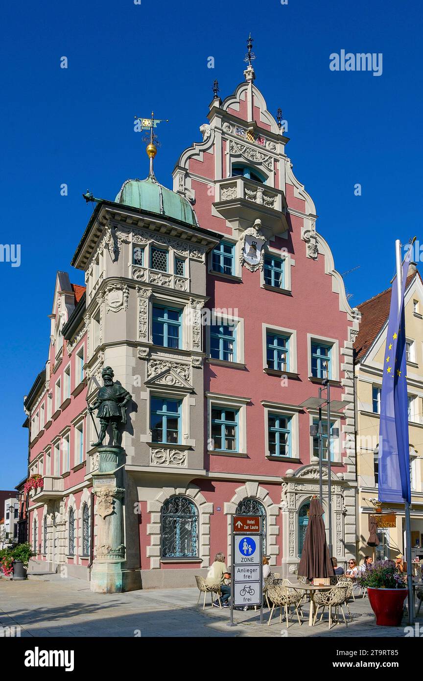 Town hall with statue of Georg von Frundsberg on Marienplatz ...