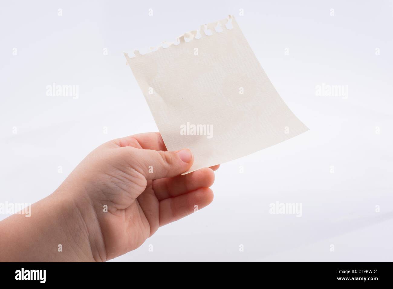 Hand hold note paper hi-res stock photography and images - Alamy
