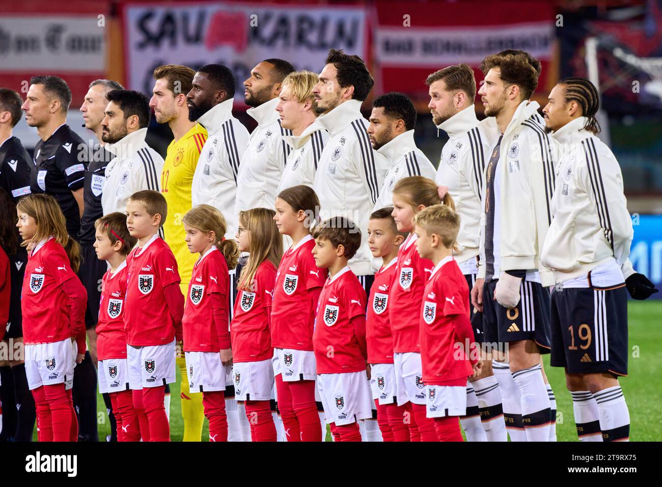 DFB team at anthem: (L-R) Ilkay Gündogan, DFB 21 Kevin Trapp, DFB 12 ...