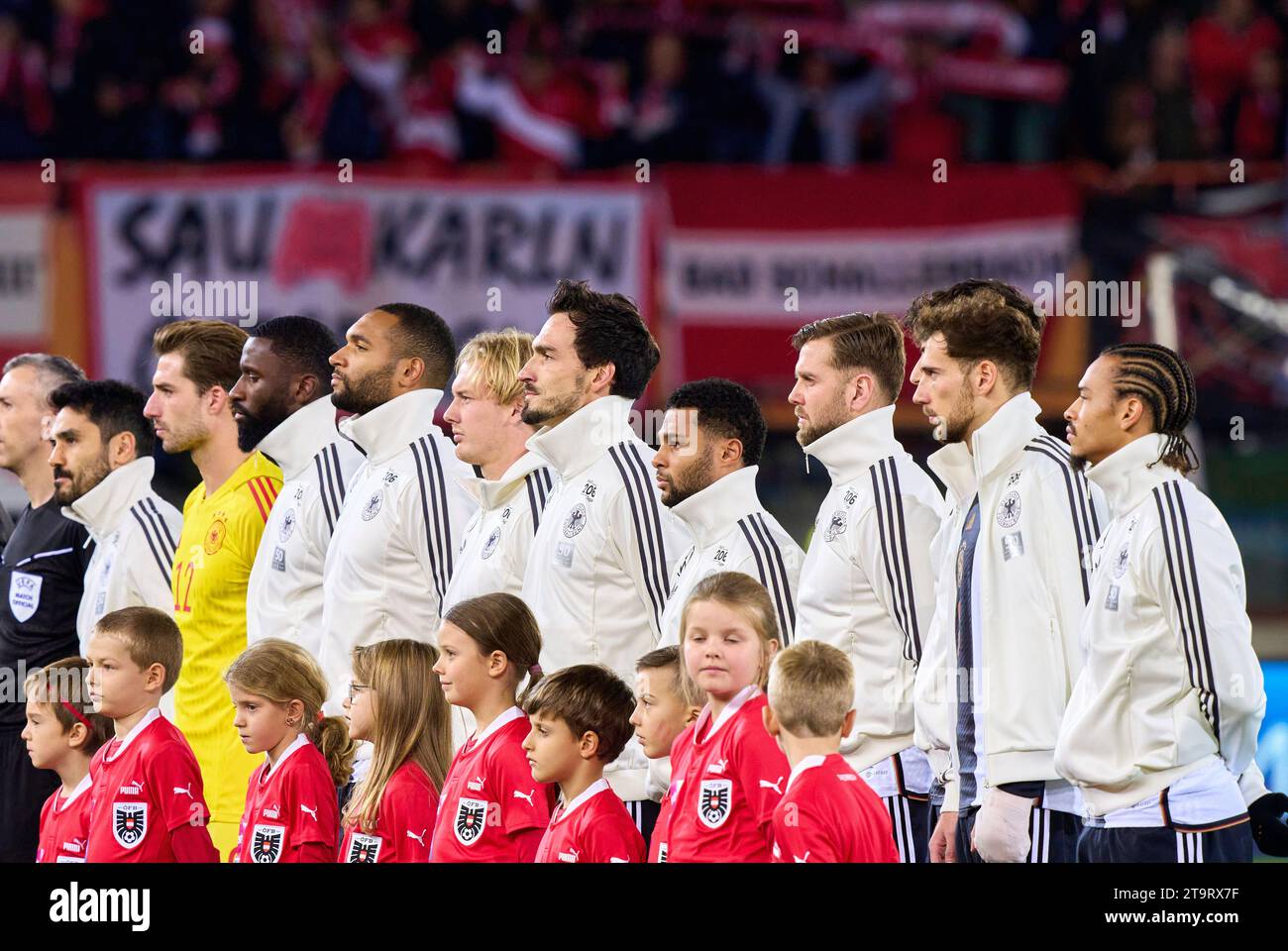 DFB team at anthem: (L-R) Ilkay Gündogan, DFB 21 Kevin Trapp, DFB 12 ...
