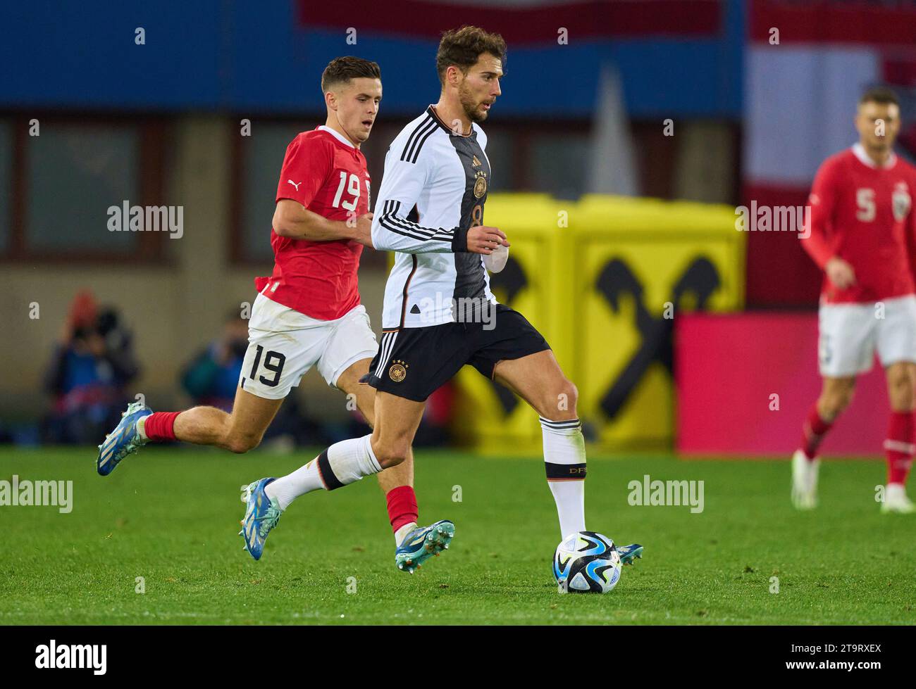 Leon GORETZKA, DFB 8 compete for the ball, tackling, duel, header ...