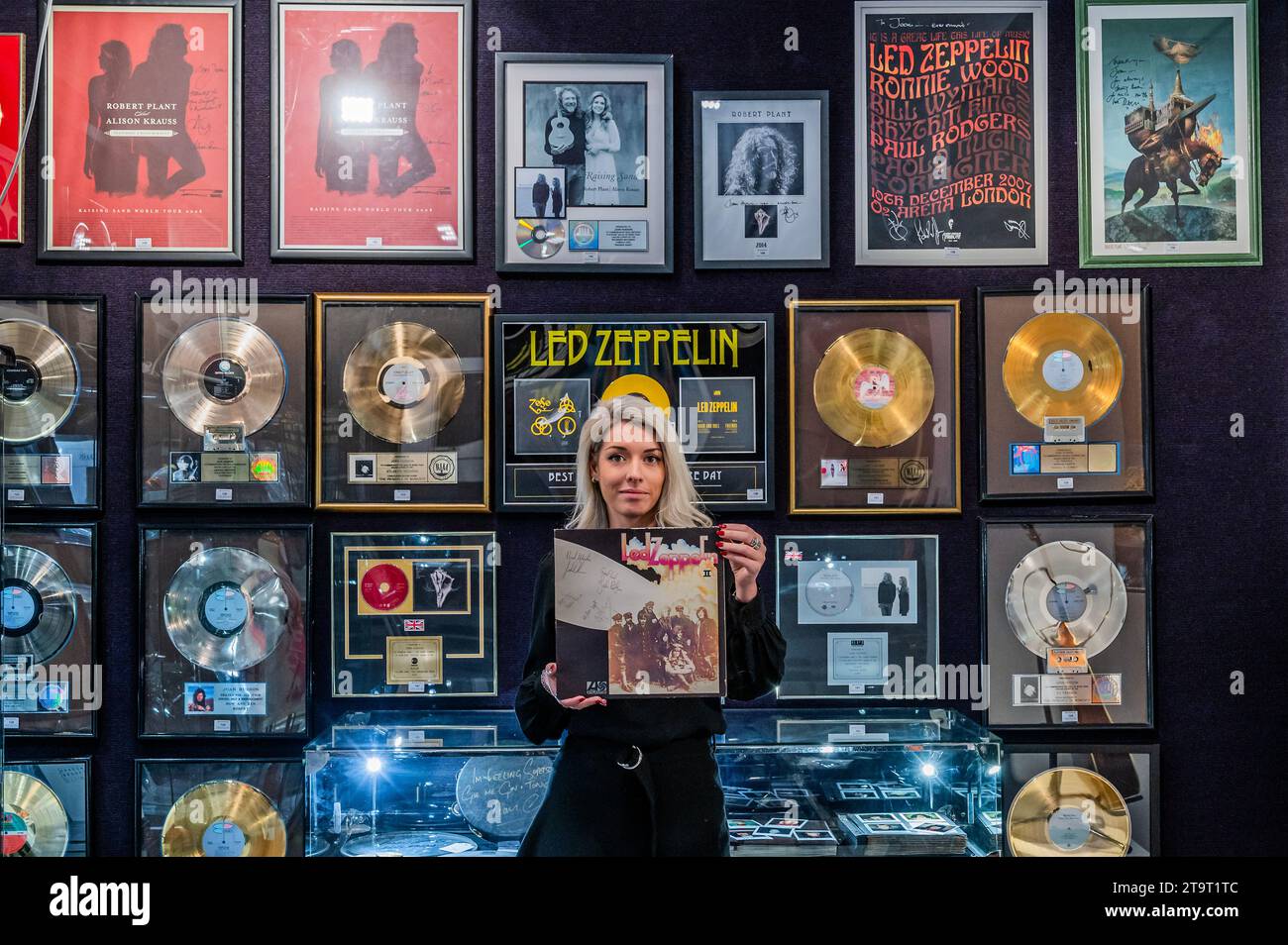 Led zeppelin live 70s hi-res stock photography and images - Alamy