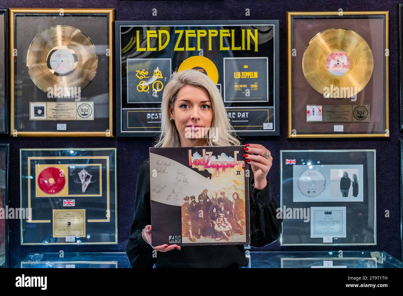 Led zeppelin live 70s hi-res stock photography and images - Alamy