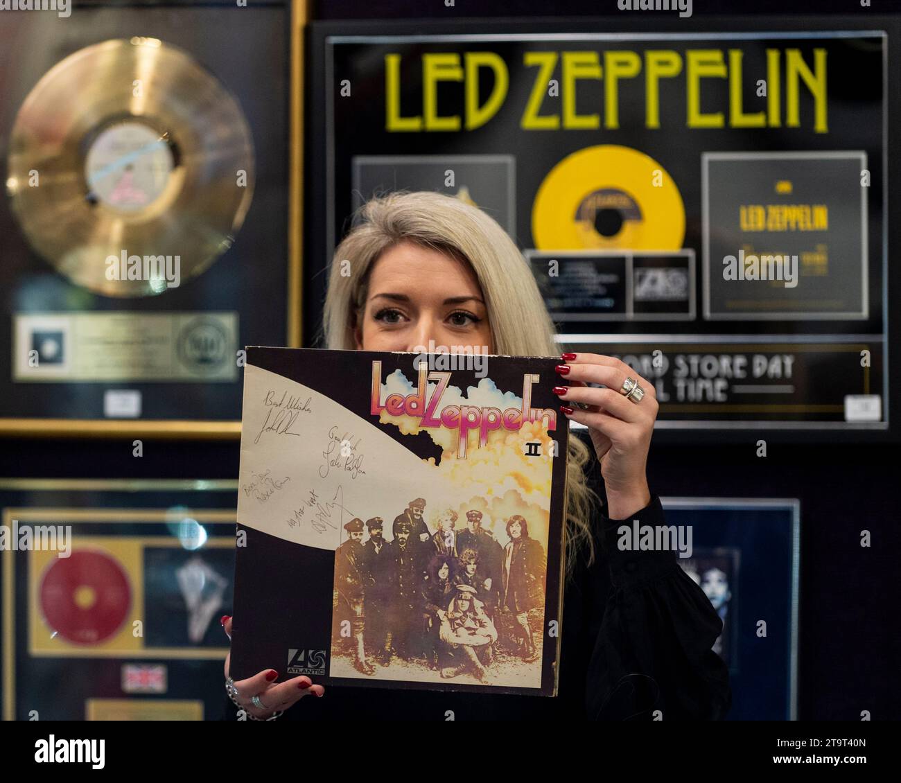 Led zeppelin ii album cover hi-res stock photography and images - Alamy