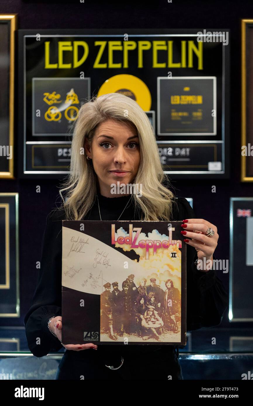 John paul jones led zeppelin 70s hi-res stock photography and images ...