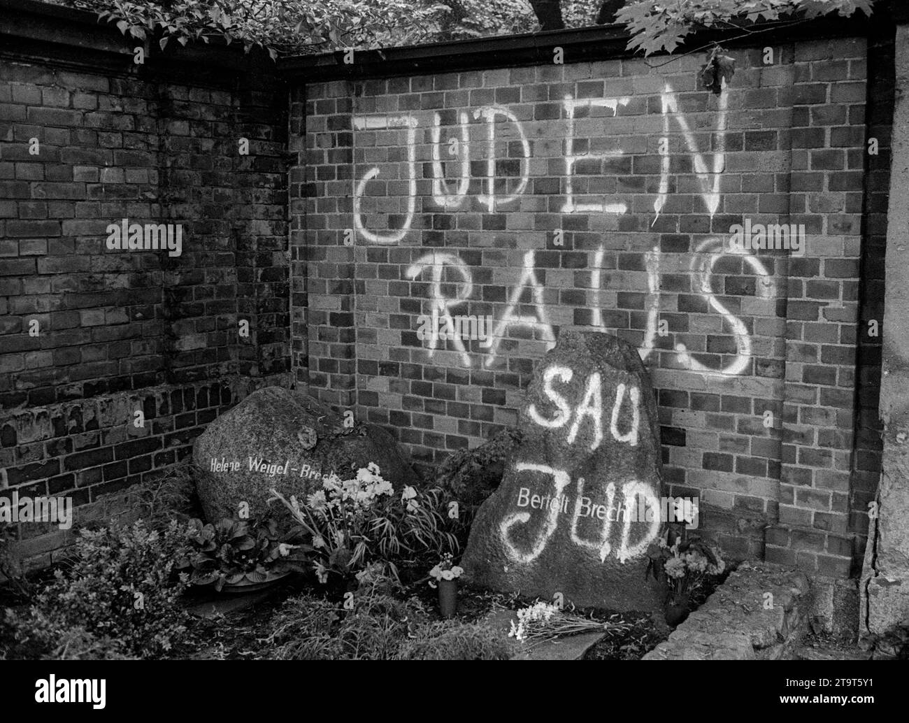 Schändung Brecht Grab DDR, Berlin, 12.05.1990, Demo/ Kundgebung gegen ...