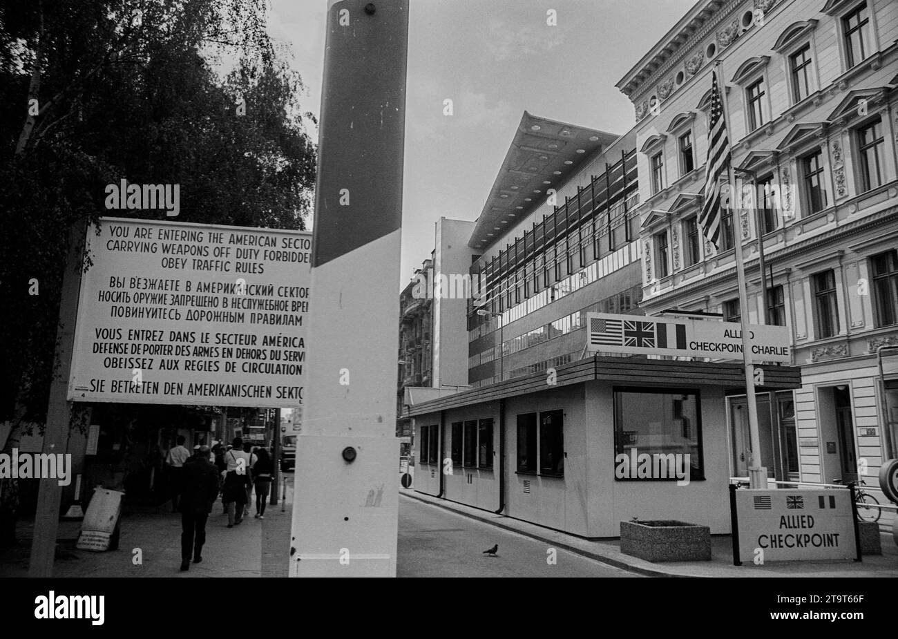 Check Point Charlie DDR, Berlin, 22.5.1990, Grenzhäuschen der ...