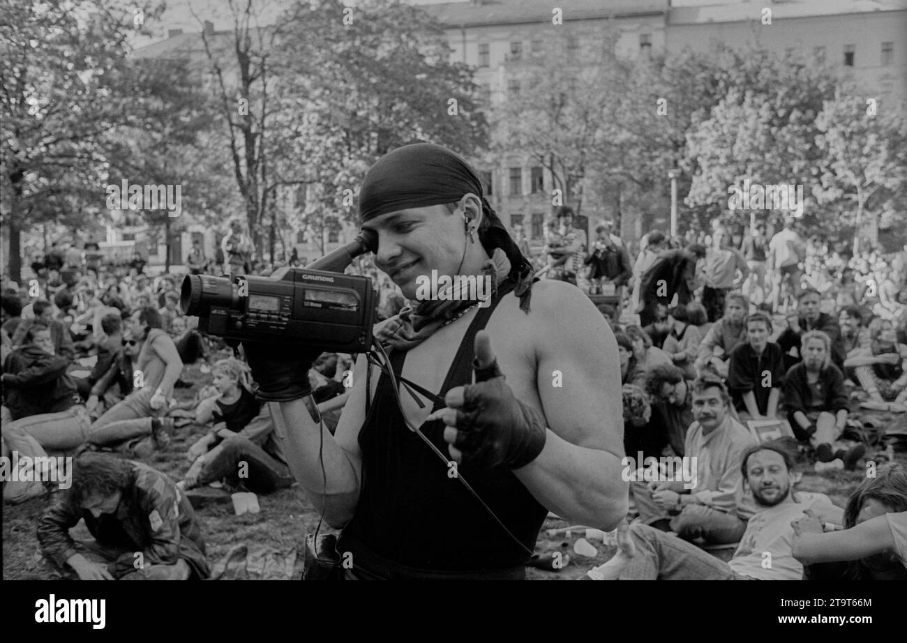 Erster Mai DDR, Berlin, 30.04.1990, Maifeier auf dem Kollwitzplatz ...