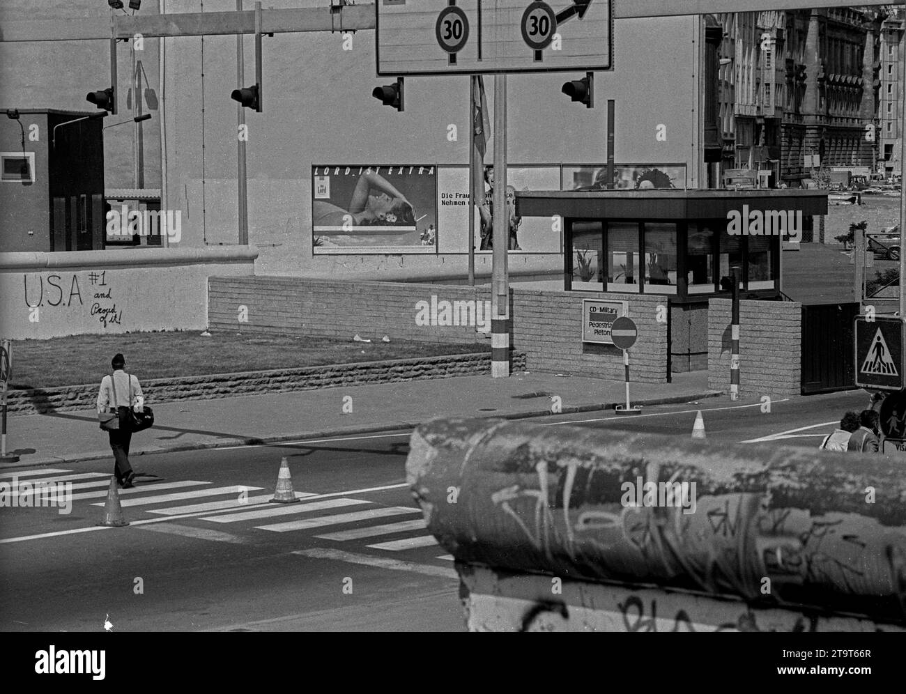 Kontrollpunkt DDR, Berlin, 22.5.1990, die Mauer am DDR Grenzübergang ...