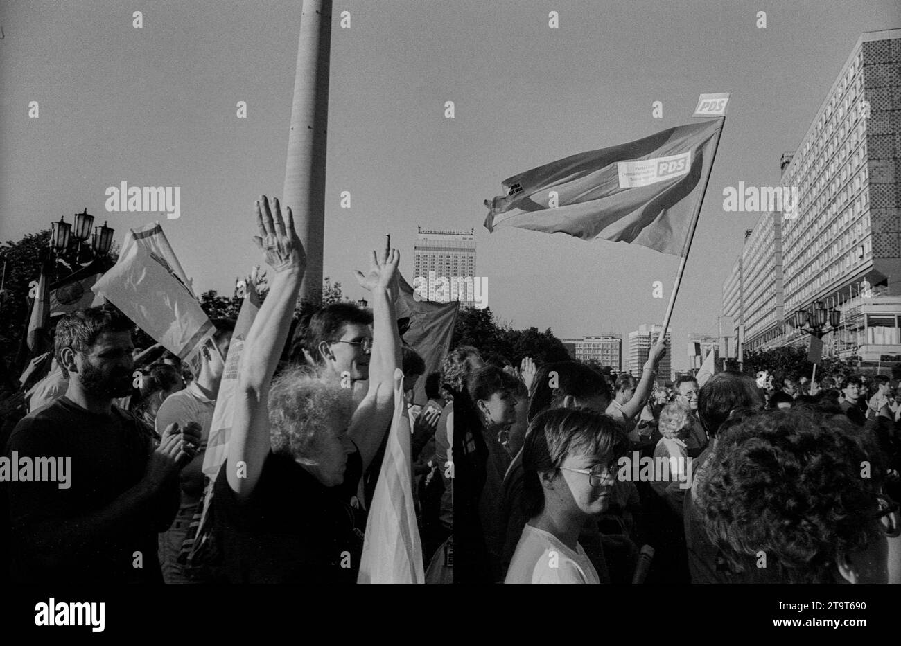 Erster Mai DDR, Berlin, 30.04.1990, Wahlveranstaltung der PDS, PDS Fans ...
