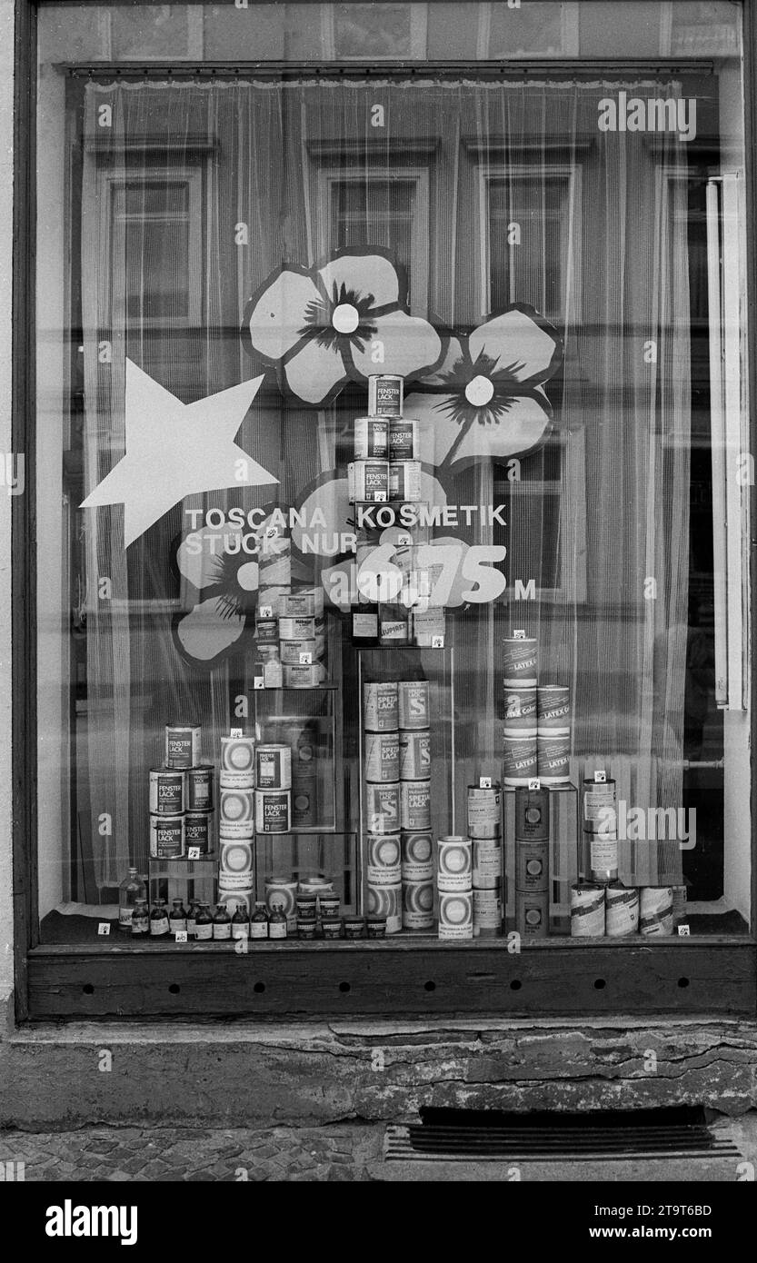 Ausverkauf DDR, Berlin, 22.5.1990, Schaufensterdekoration, Toskana ...
