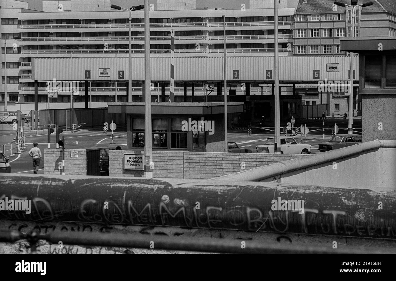 Kontrollpunkt DDR, Berlin, 22.5.1990, die Mauer am DDR Grenzübergang ...
