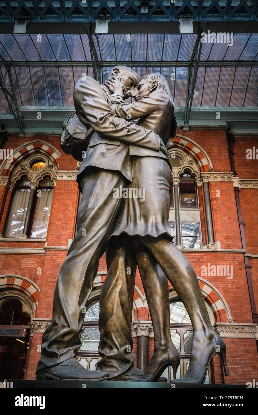 The Meeting Place bronze statue of two lovers kissing, sculpture by ...