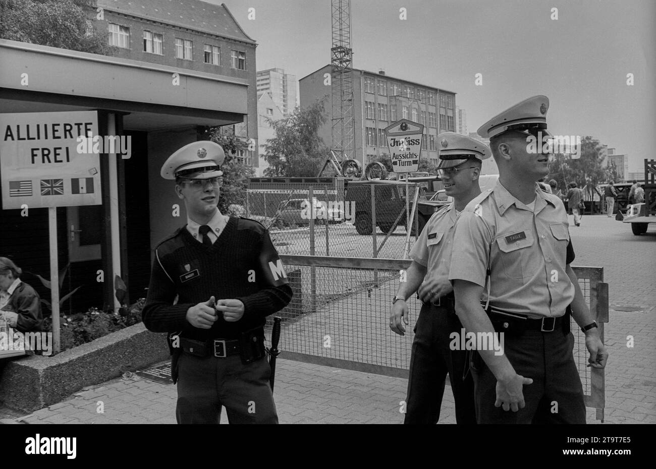 Militarpolizisten Black and White Stock Photos & Images - Alamy
