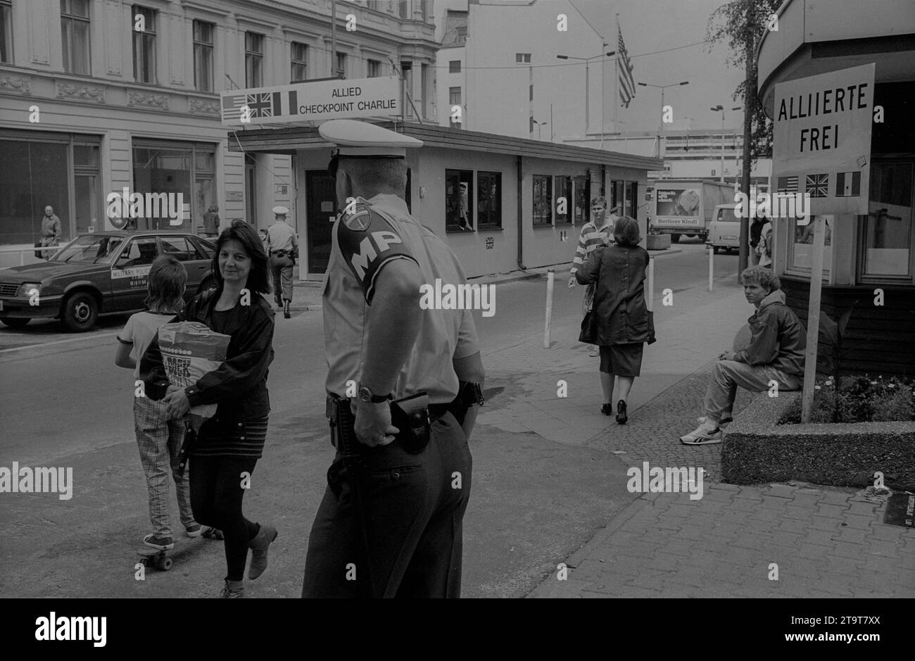 Check Point Charlie DDR, Berlin, 27.6.1990, Grenzhäuschen der ...