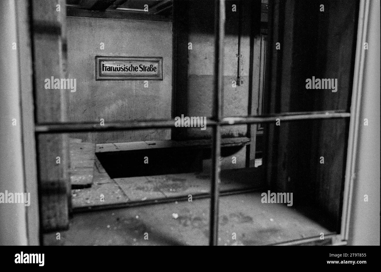 Geisterbahnhöfe DDR, Berlin, 29.5.1990, U-Bahnhof Französische Straße U 6 , 28 Jahre ...