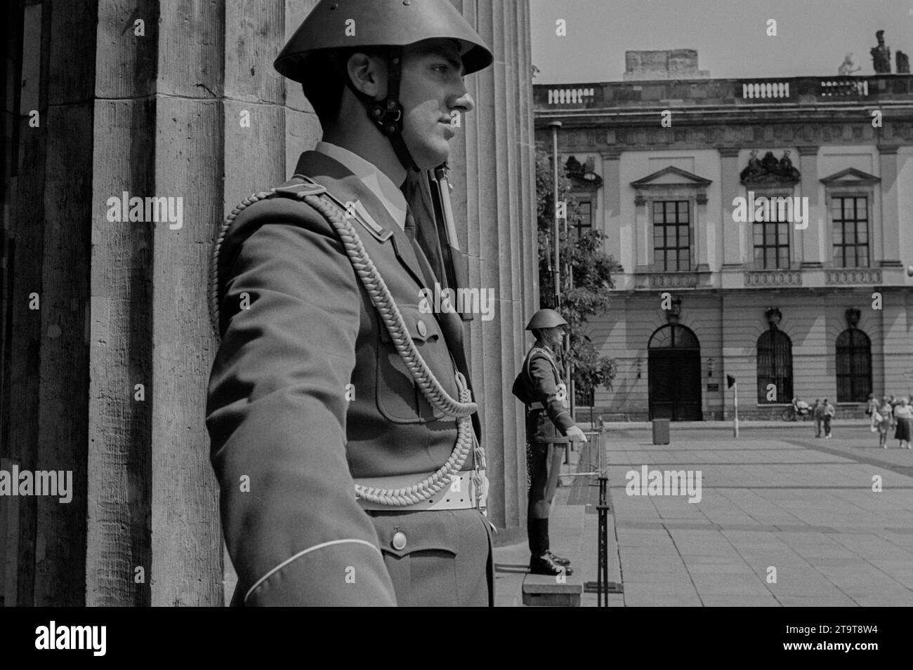 NVA Wachregiment DDR, Berlin, 23.5.1990, Soldat der Ehrenwache der NVA ...