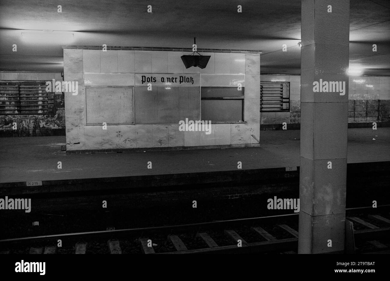 Geisterbahnhof Potsdamer Platz DDR, Berlin, 17.6.1990, S-Bahnhof Potsdamer Platz, 28 Jahre ...
