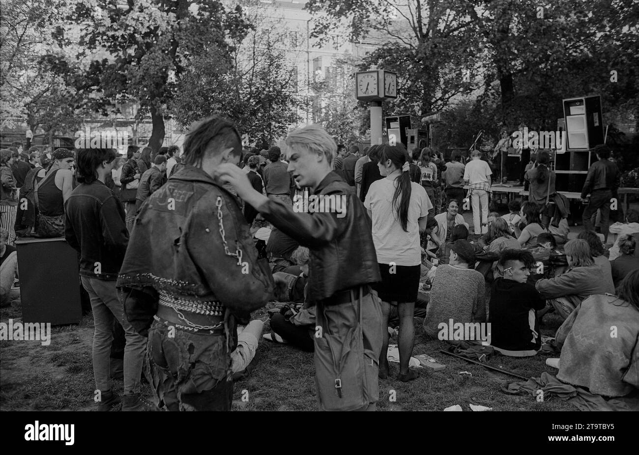 Erster Mai DDR, Berlin, 30.04.1990, Maifeier auf dem Kollwitzplatz ...