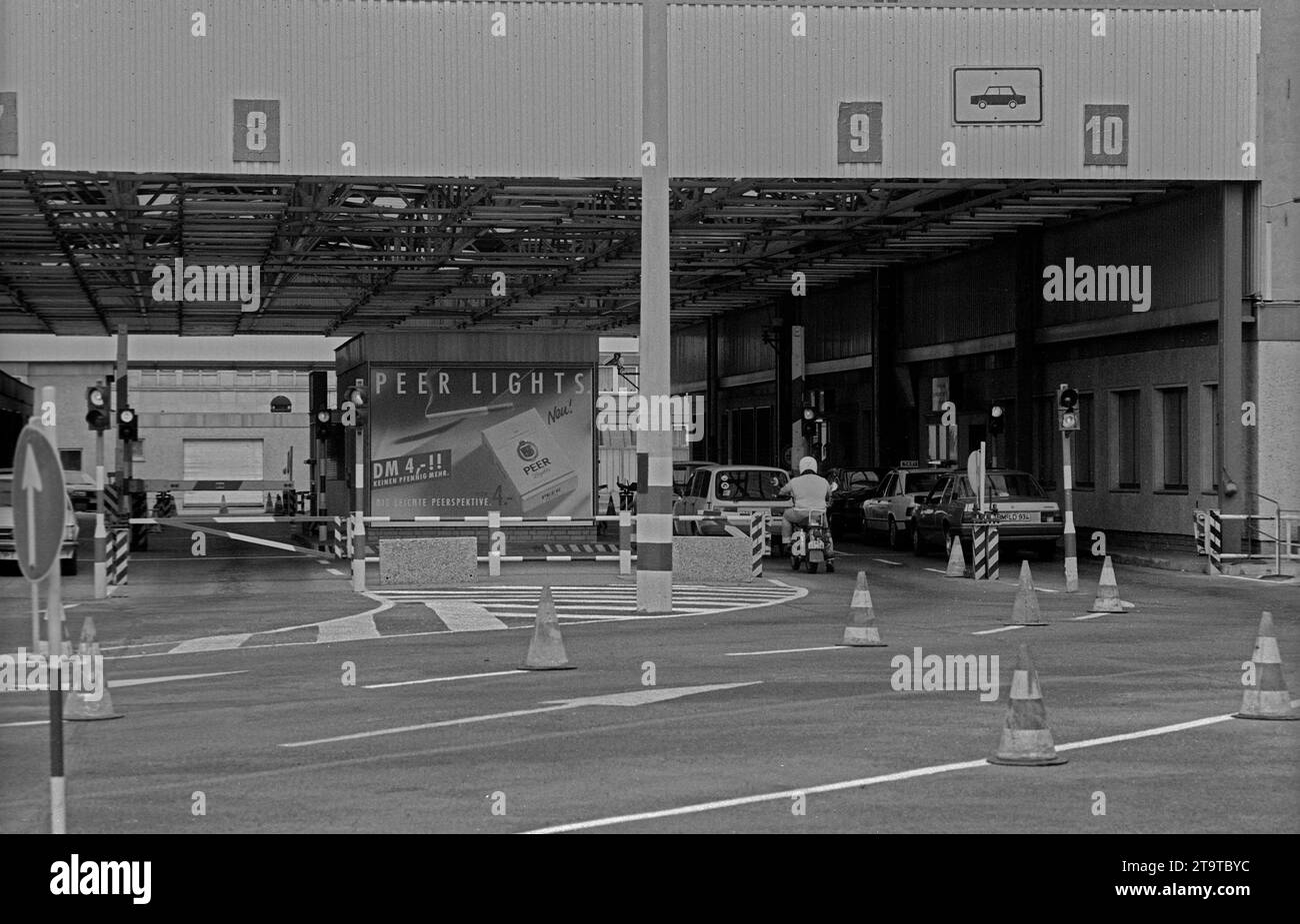 Ddr kontrollpunkt hi-res stock photography and images - Alamy