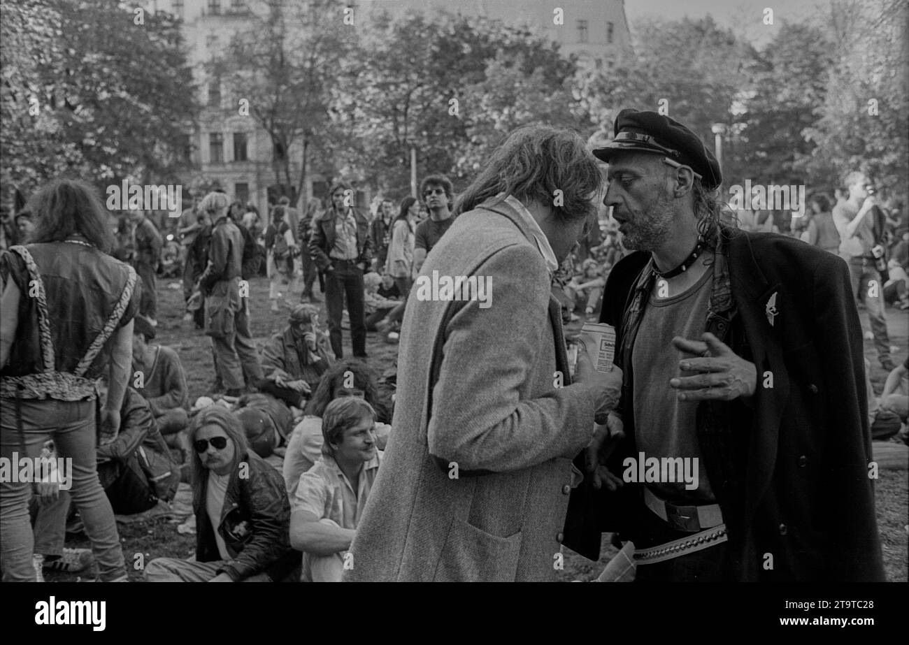 Erster Mai DDR, Berlin, 30.04.1990, Maifeier auf dem Kollwitzplatz ...