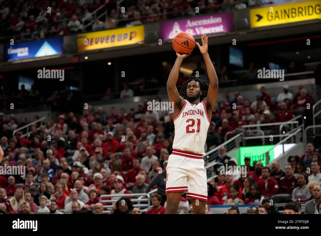 Indiana forward Mackenzie Mgbako (21) in action as Harvard played ...
