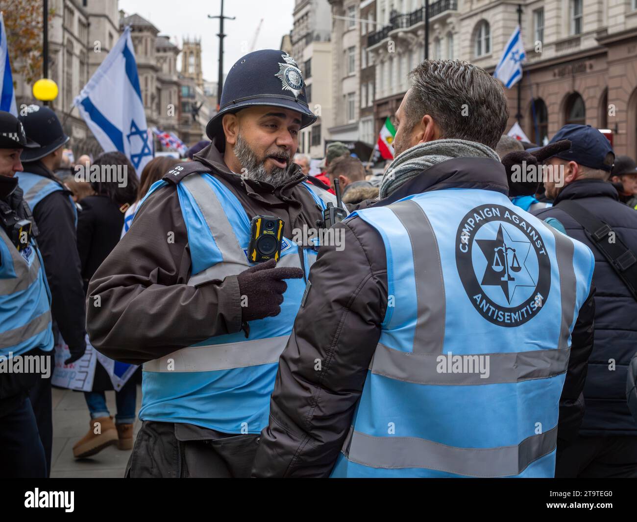 London, UK. 26 Nov 2023: A Metropolitan police officer speaks to a ...