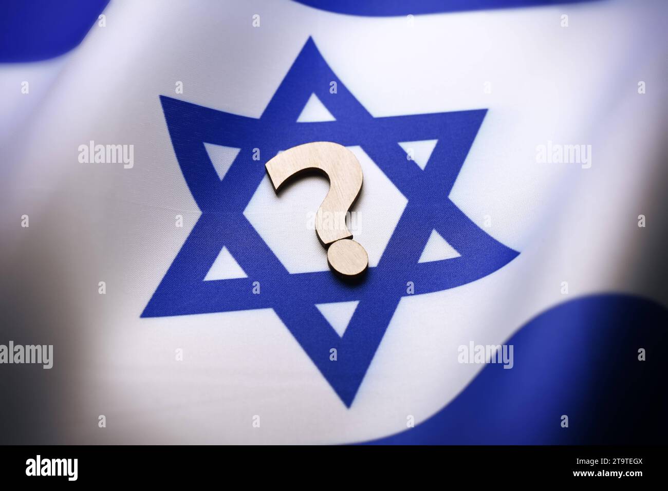 Fahne von Israel mit Fragezeichen, Nahostkonflikt und ...
