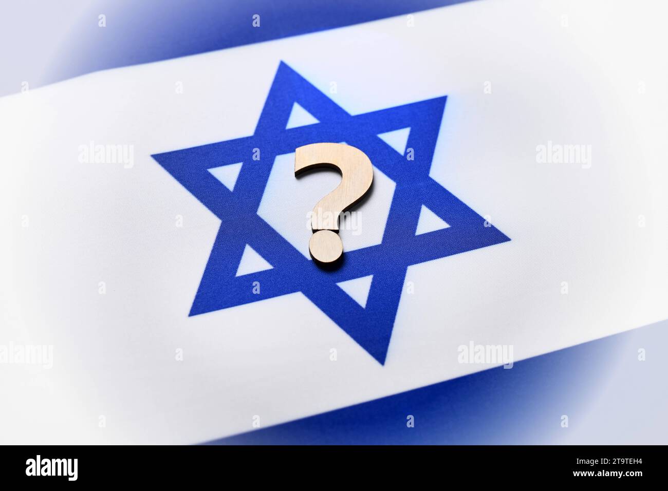 Fahne von Israel mit Fragezeichen, Nahostkonflikt und ...