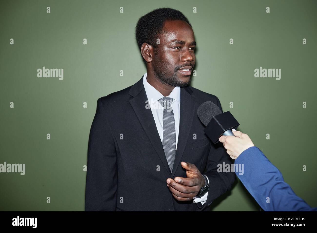 Journalist interview black hi-res stock photography and images - Alamy