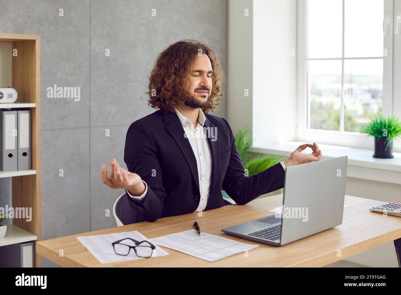 Relaxed employee hi-res stock photography and images - Alamy