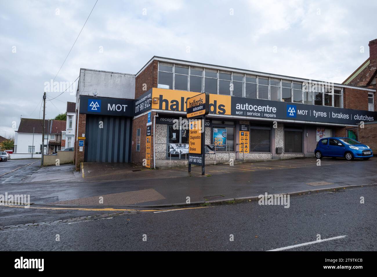Halfords branch hi-res stock photography and images - Alamy