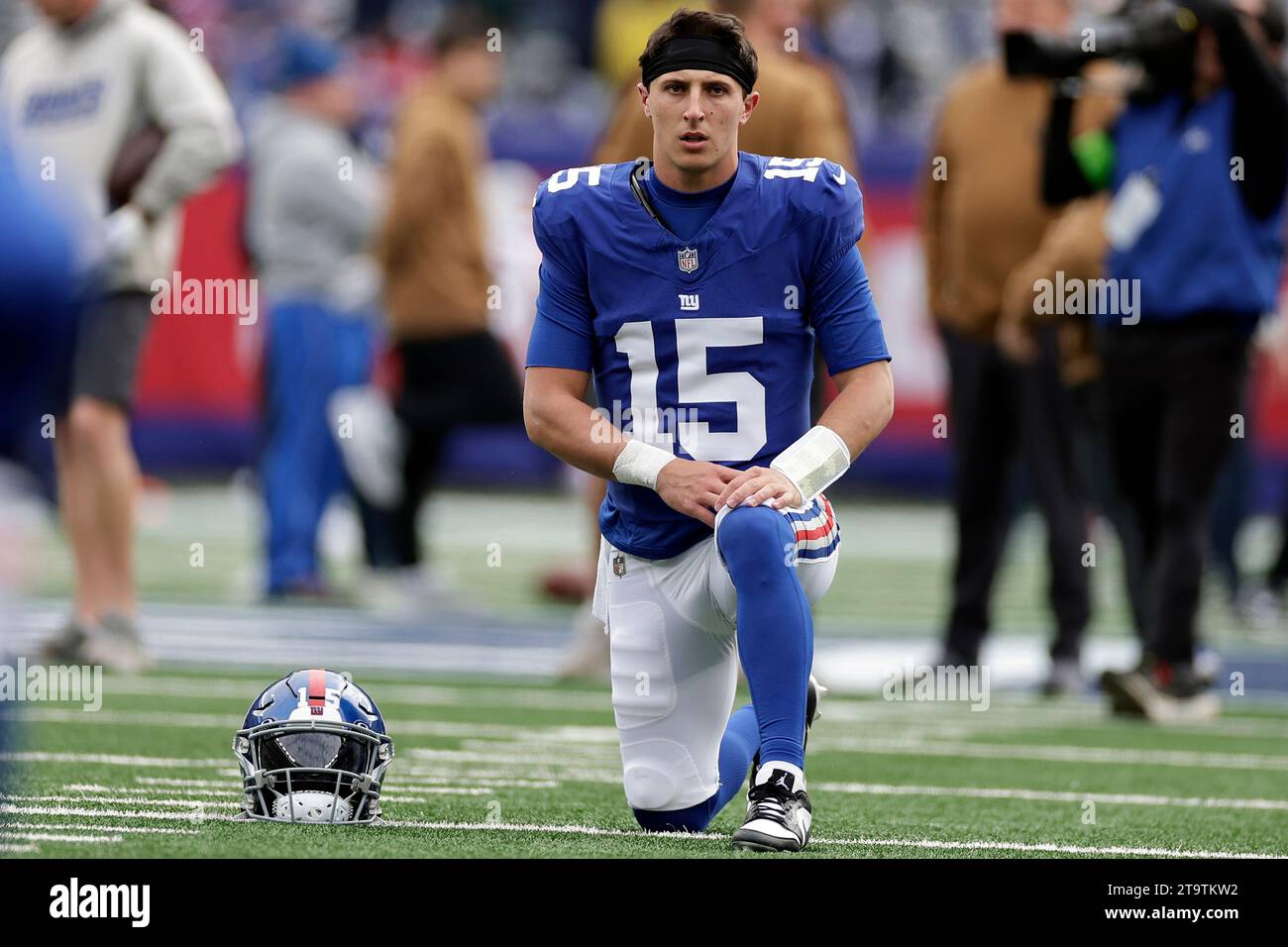 New York Giants quarterback Tommy DeVito (15) warms up before taking on ...