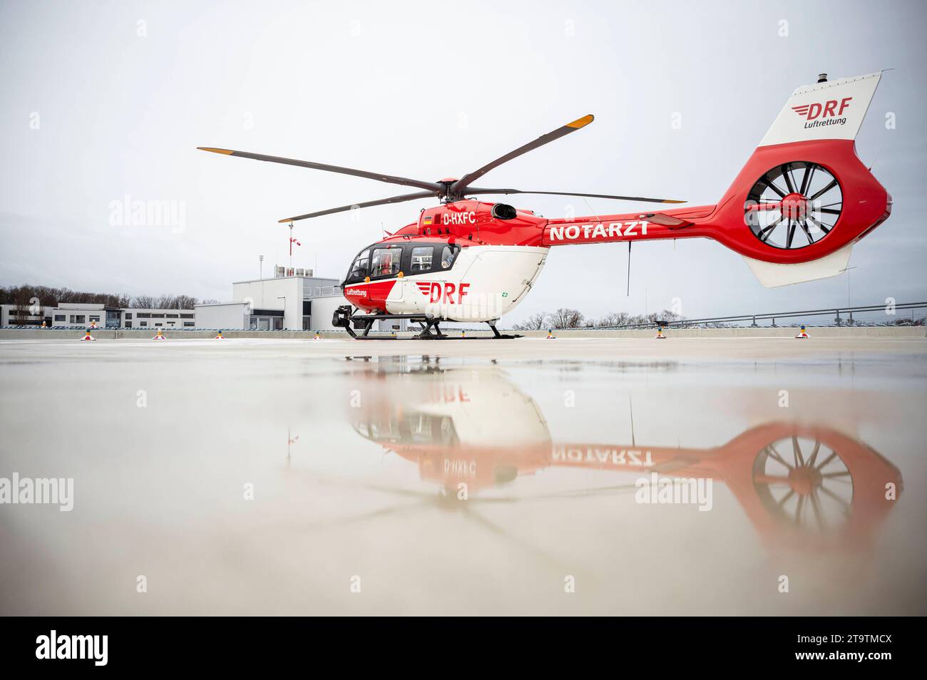 12.01.2023 Weimar: Der Rettungshubschrauber Christoph Thüringen der DRF ...