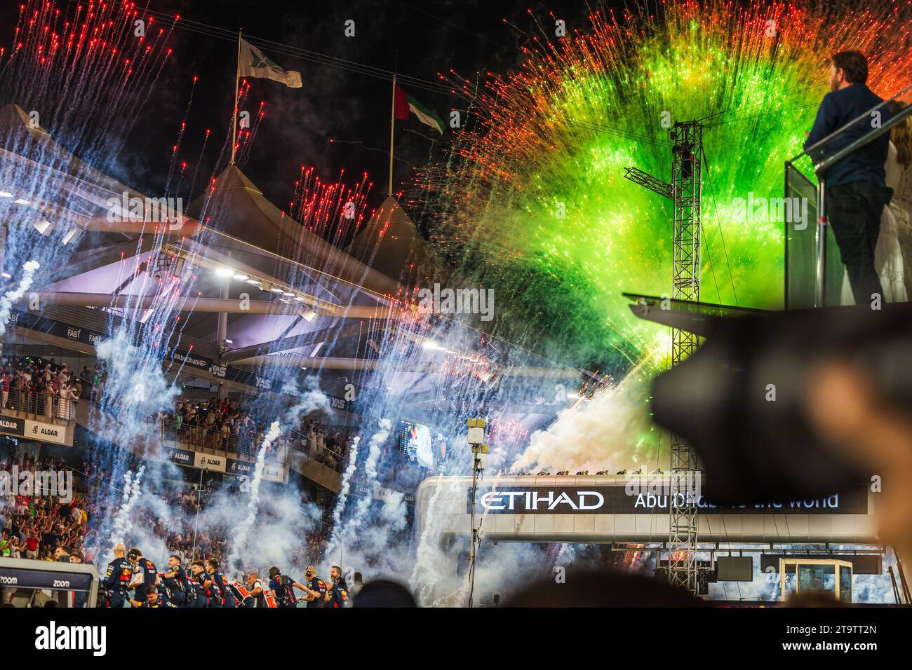 Red bull formula 1 pit wall hi-res stock photography and images - Alamy