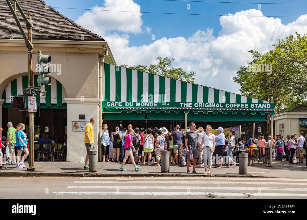 Tourists in line to enter the famous Cafe du Monde coffee stand in the ...