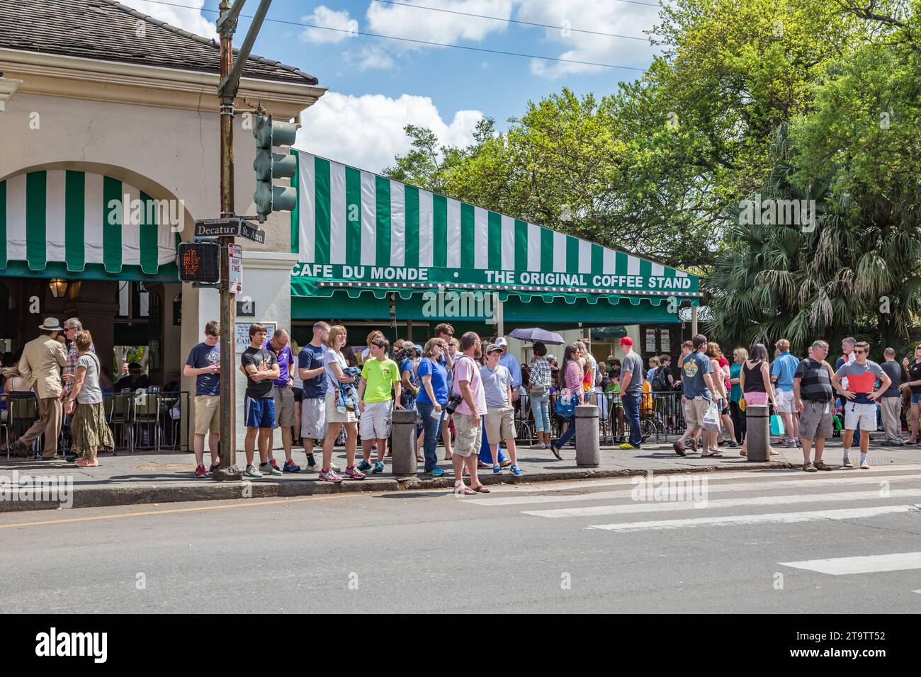 Tourists in line to enter the famous Cafe du Monde coffee stand in the ...