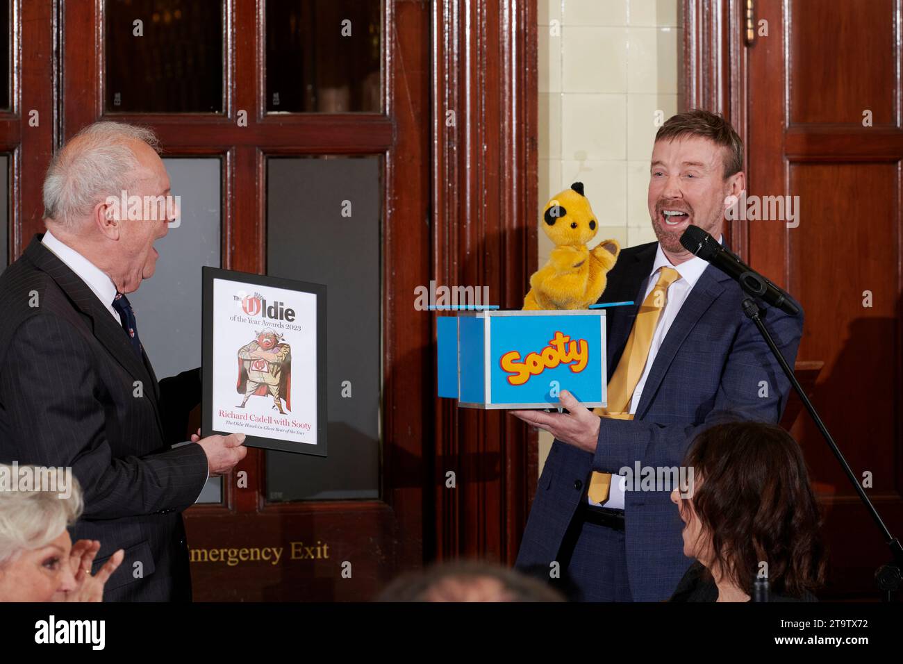 Sooty with Richard Cadell at The Oldie of the Year 2023, 23-11-23 Stock ...