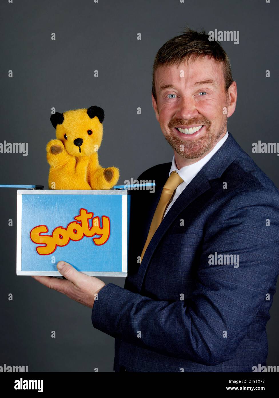 Sooty with Richard Cadell at The Oldie of the Year 2023, 23-11-23 Stock ...