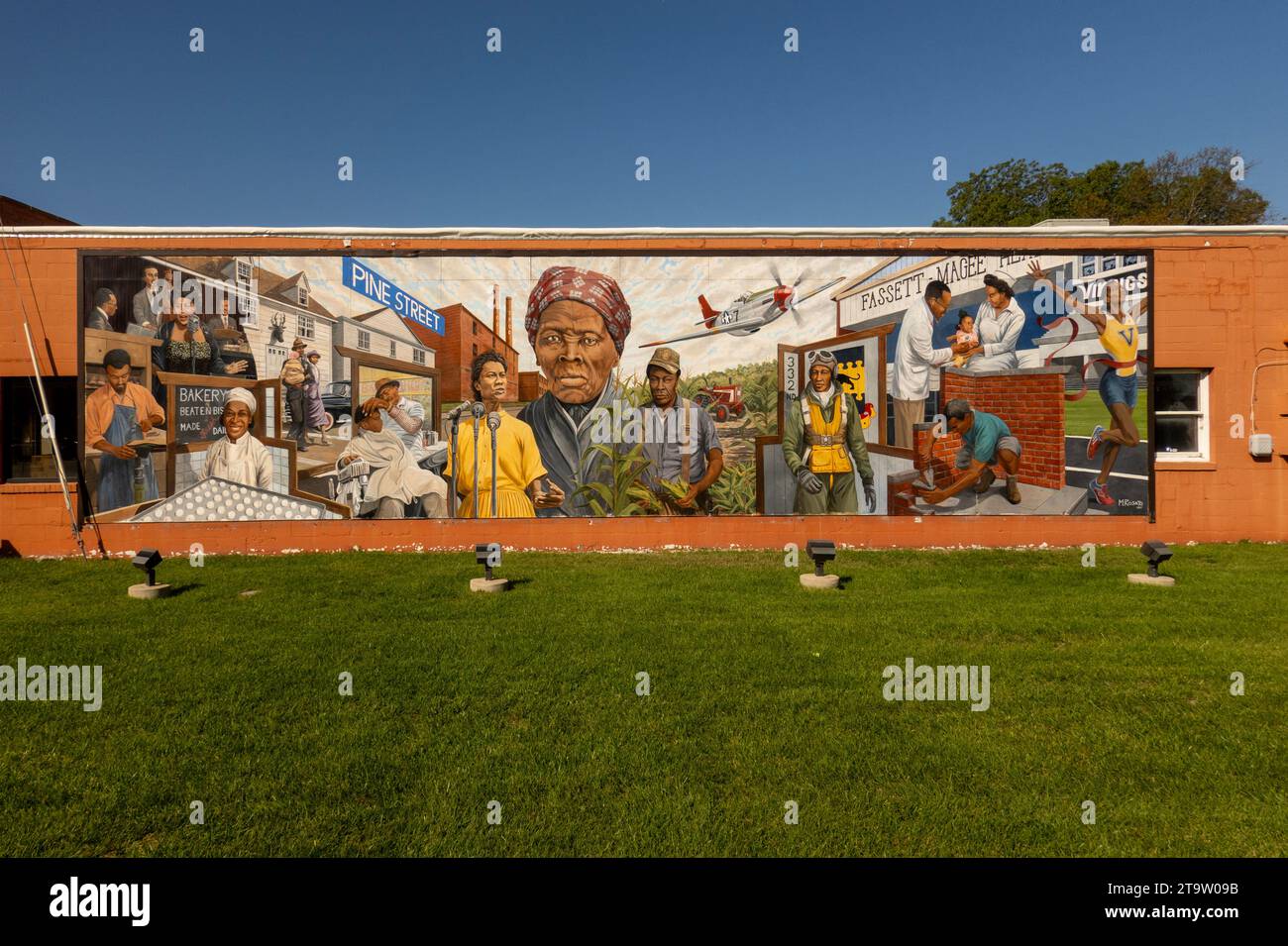Harriet tubman public tribute mural hi-res stock photography and images ...