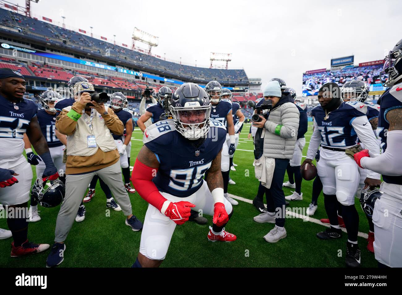 Tennessee Titans defensive tackle Jeffery Simmons (98) leads the huddle ...