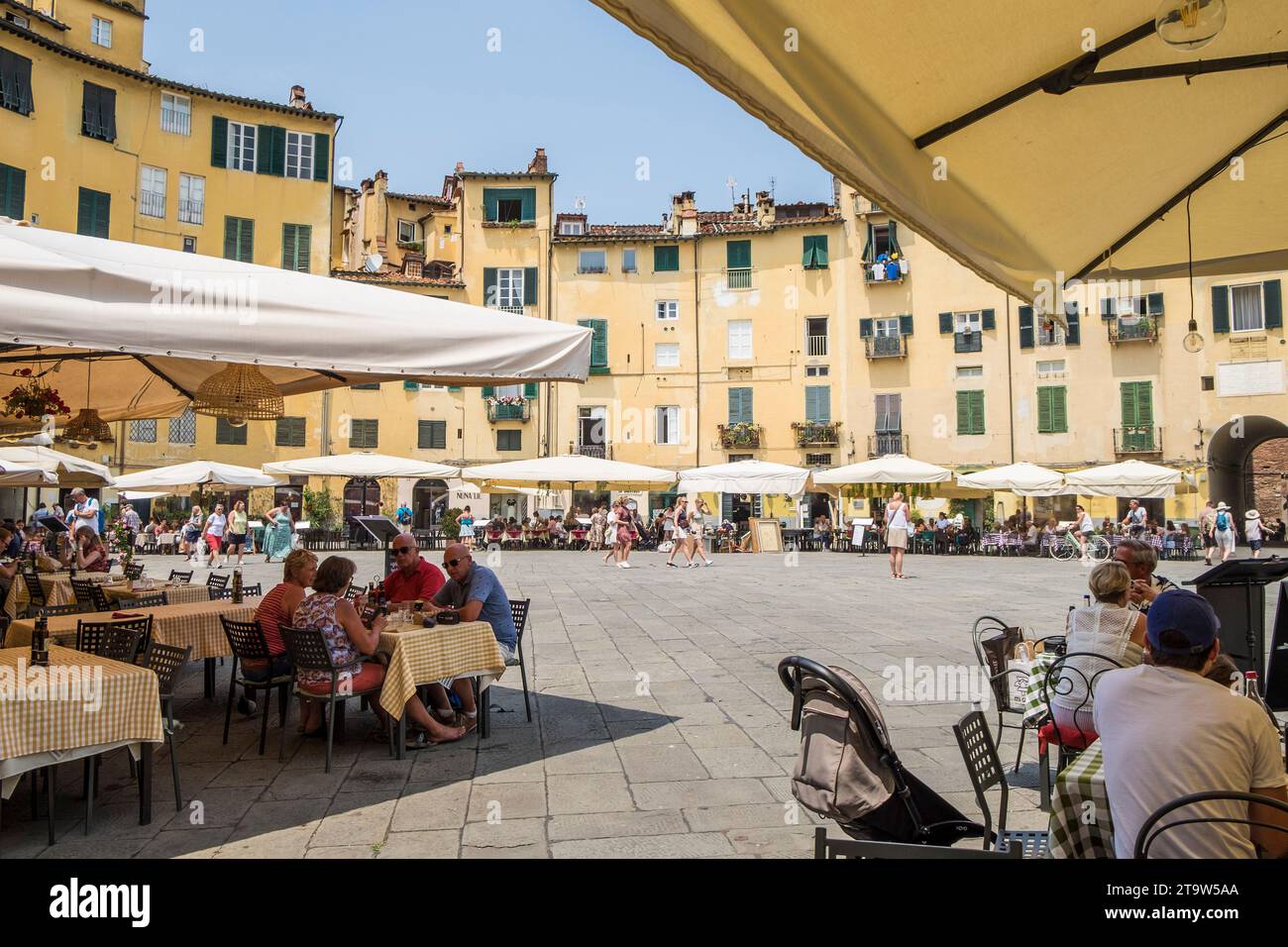 Italy, Tuscany, Lucca, Piazza dell'Anfiteatro, Amphitheatre Square ...