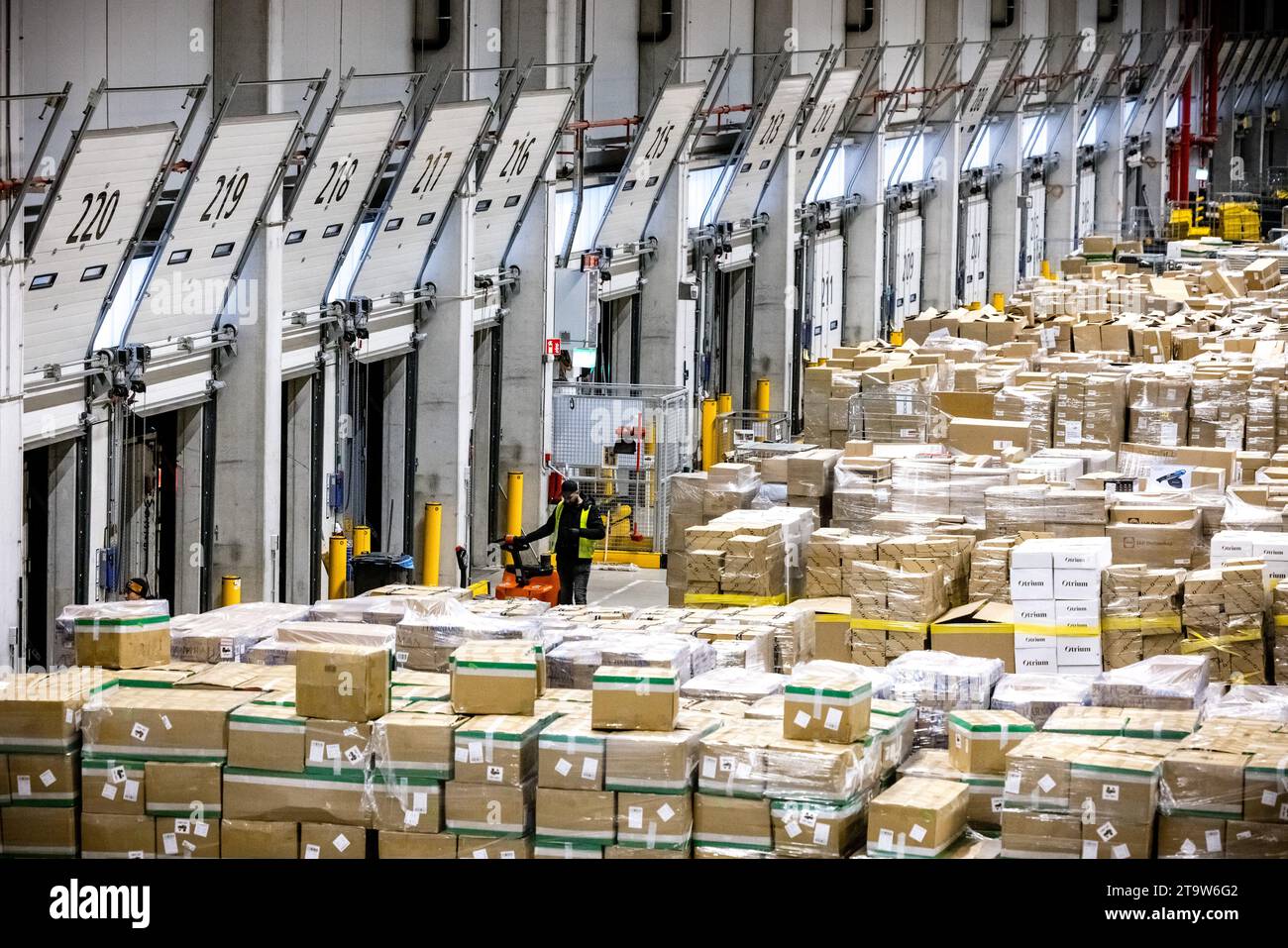 Large package sorting room hi-res stock photography and images - Alamy