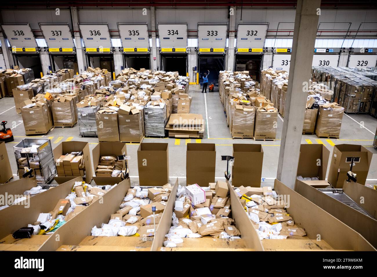 Dhl employees hi-res stock photography and images - Alamy